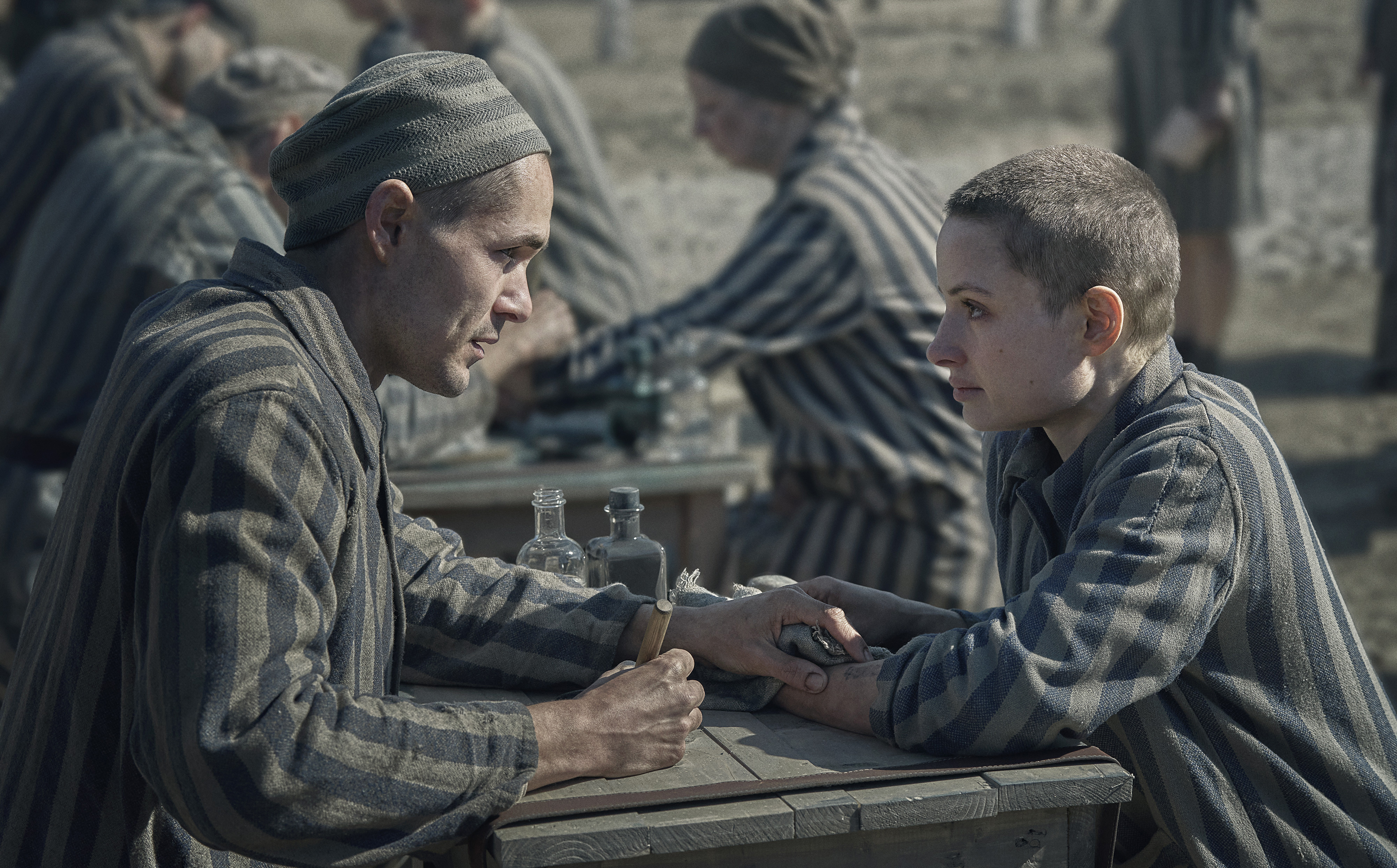 Recensie 'The Tattooist of Auschwitz': liefdesverhaal omringd door ...
