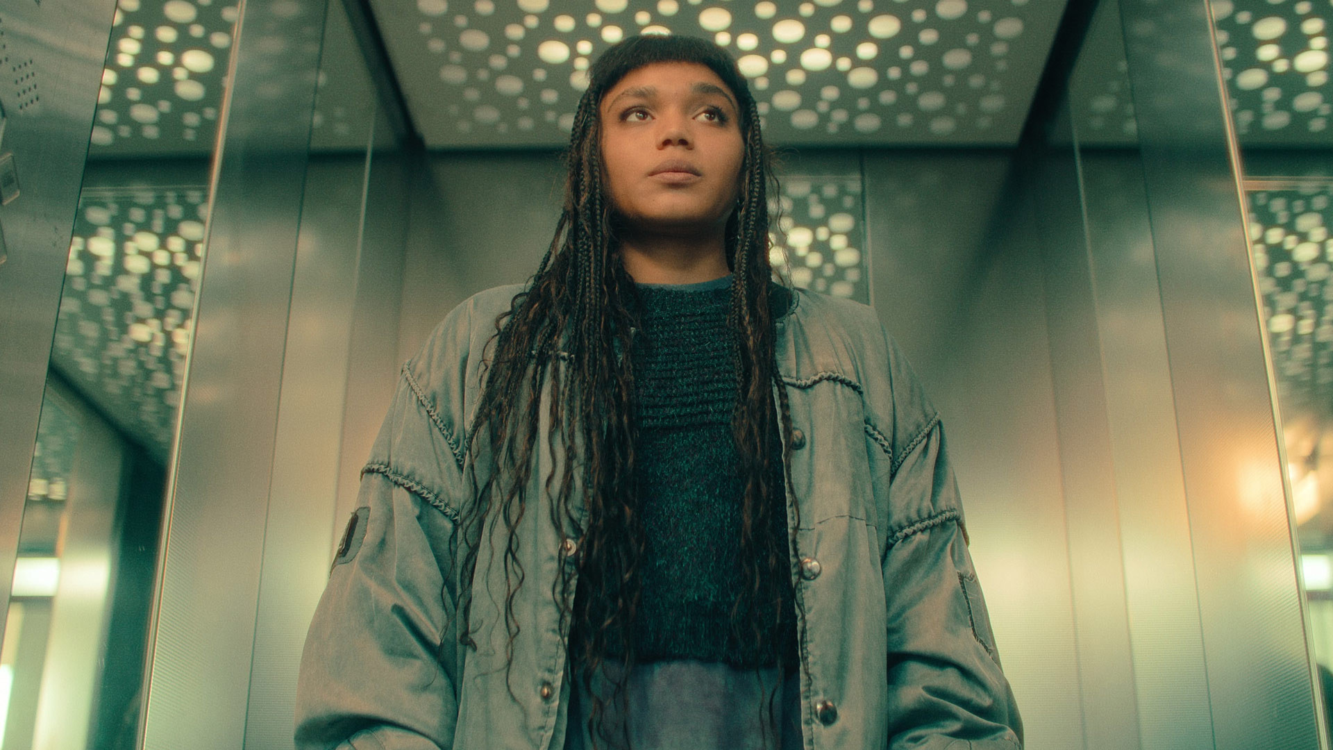 Nieuwe fantasyserie op Disney+: 19 jarige is zwanger van de Duivel ...